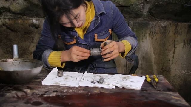 Девушка восстанавливает сломанный дизельный двигатель