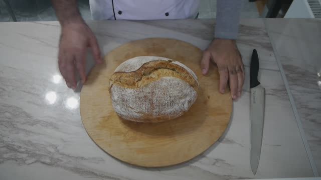 Пшеничный хлеб на полностью ржаной закваске.