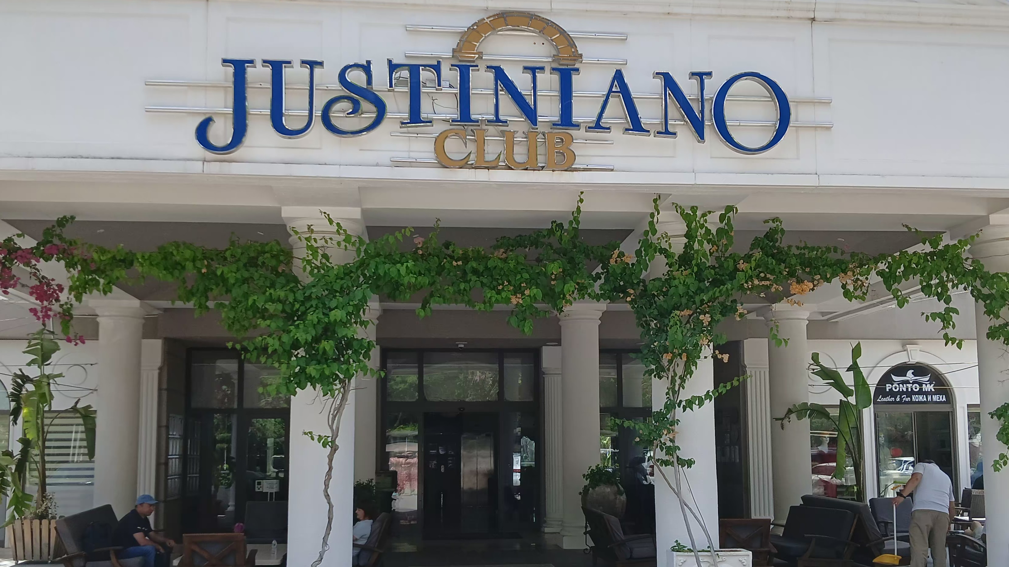 Территория отеля Justiniano Club Alanya Beach 4* Турция