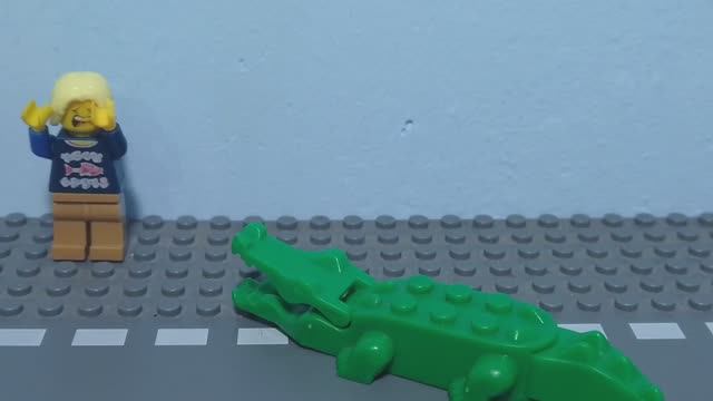 лего кракадил порень убегает отнего.