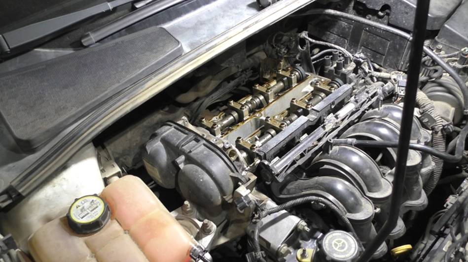 Замена прокладки крышки клапанов на Ford Focus 3 1,6 Форд Фокус 2013 года