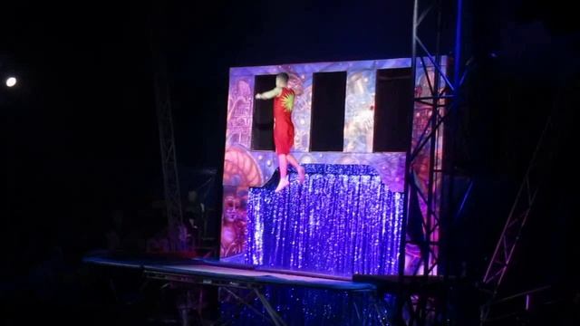 Цирк счастья - Акробаты на батуте