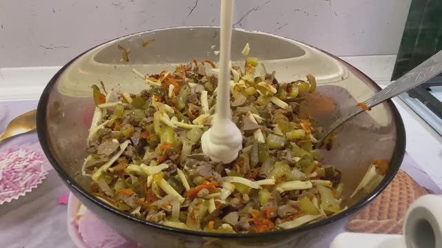 Салат Непривычный 👍  Как приготовить салат с Куриной Печенью, сыром, солеными огурцами.