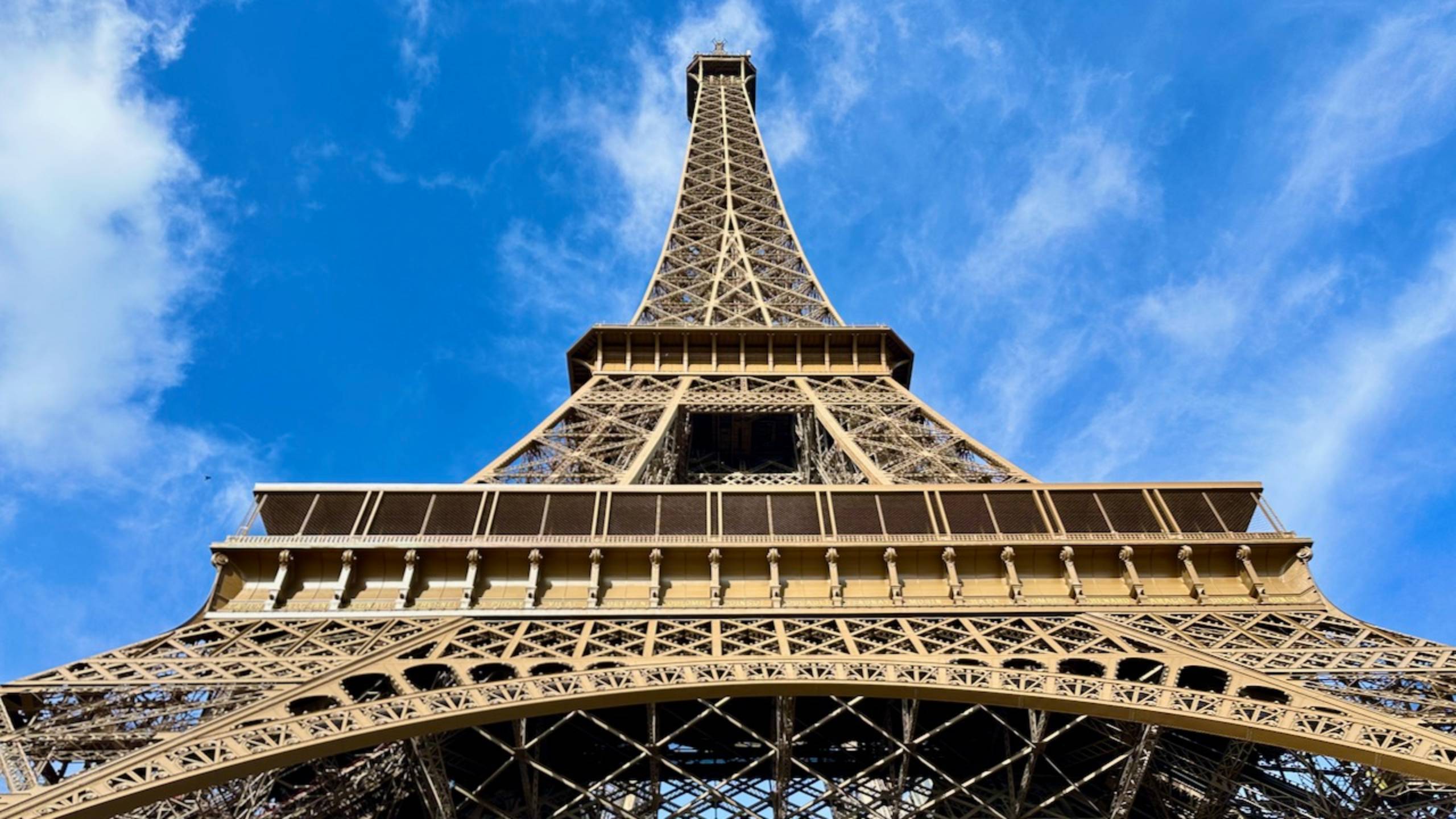 На фоне Эйфелевой башни…