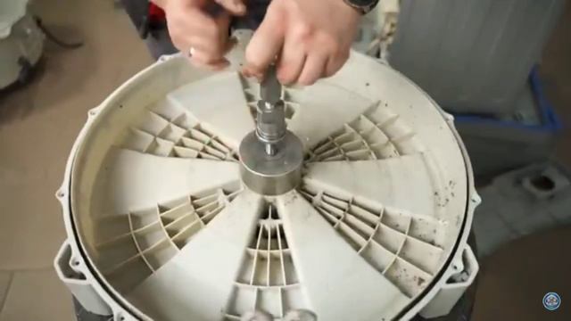 ГУДИТ и клинит СТИРАЛЬНАЯ машина. ПАЙКА БАКА