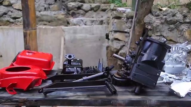 Девушка восстанавливает сломанный мотоблок