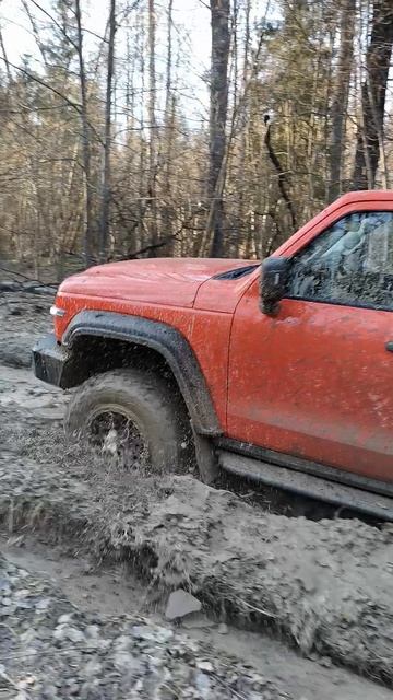 Танком грязь мешая...