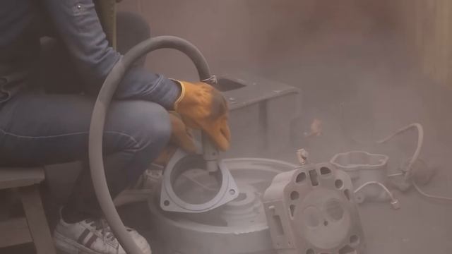 Девушка ремонтирует неремонтопригодный дизель