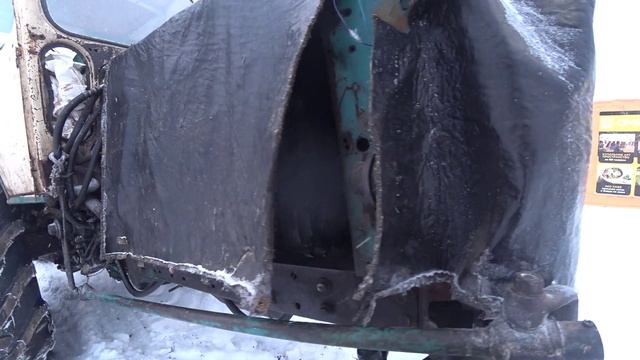 Трактор застрял? снежный буран не дает работать.