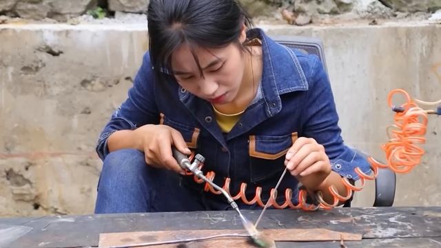 Девушка восстанавливает старую бензопилу