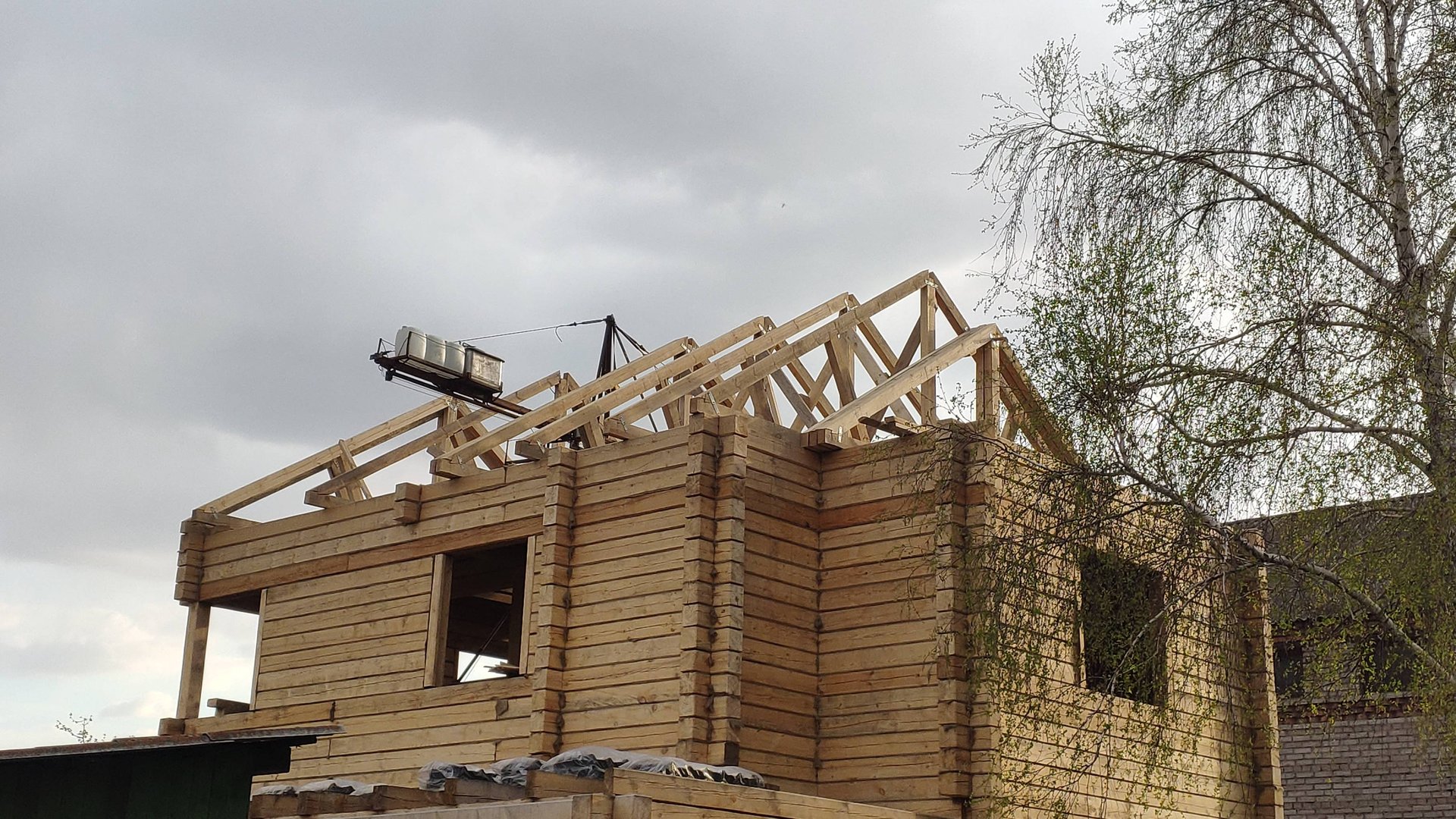 Укладка бруса одной рукой! Самодельный кран! Строю дом.