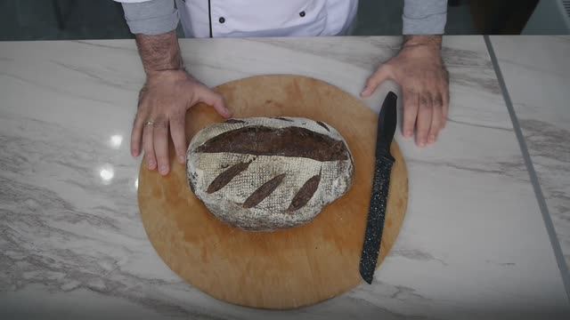 Пшенично-ржаной солодовый хлеб с семечками на закваске.