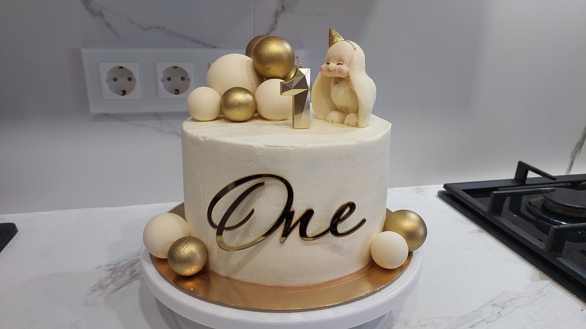 Бисквитный торт с начинкой из мангового мусса и малинового конфи