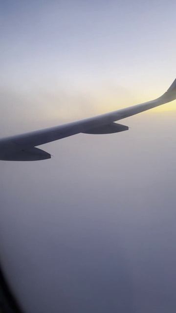 под крылом самолета о чем-то поет...