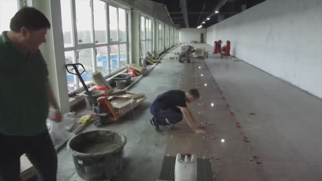 Качественная укладка керамогранита в большом зале. Как сделать экономно и быстро.