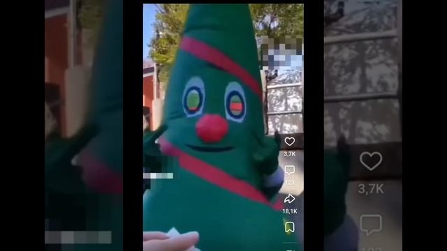 Шутит над людьми в ростовых куклах