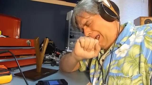 Типичный аудиофил слушает музыку