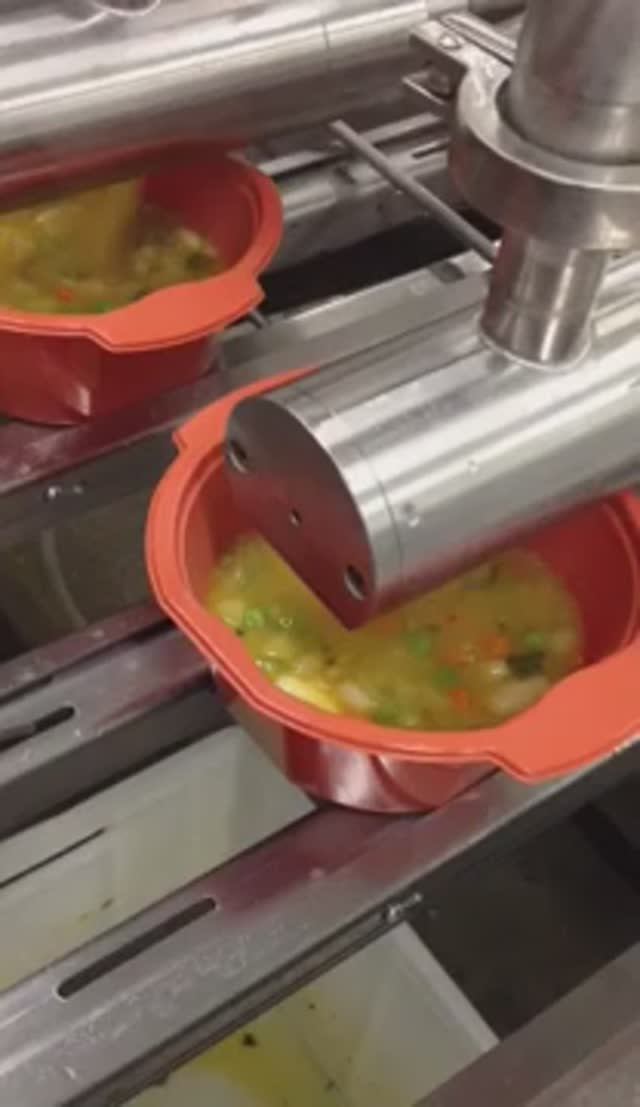 Дозирование овощного супа минестроне с кусочками