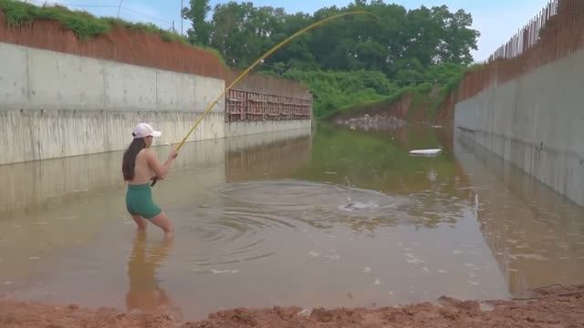 Красивая девушка ловит рыбу #fishing