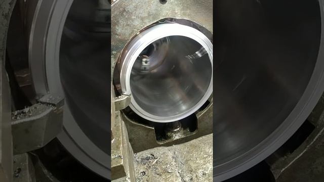 Проточка гильзы на токарном станке.