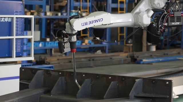 Сварочный робот с ПО для автоматического программирования сварки