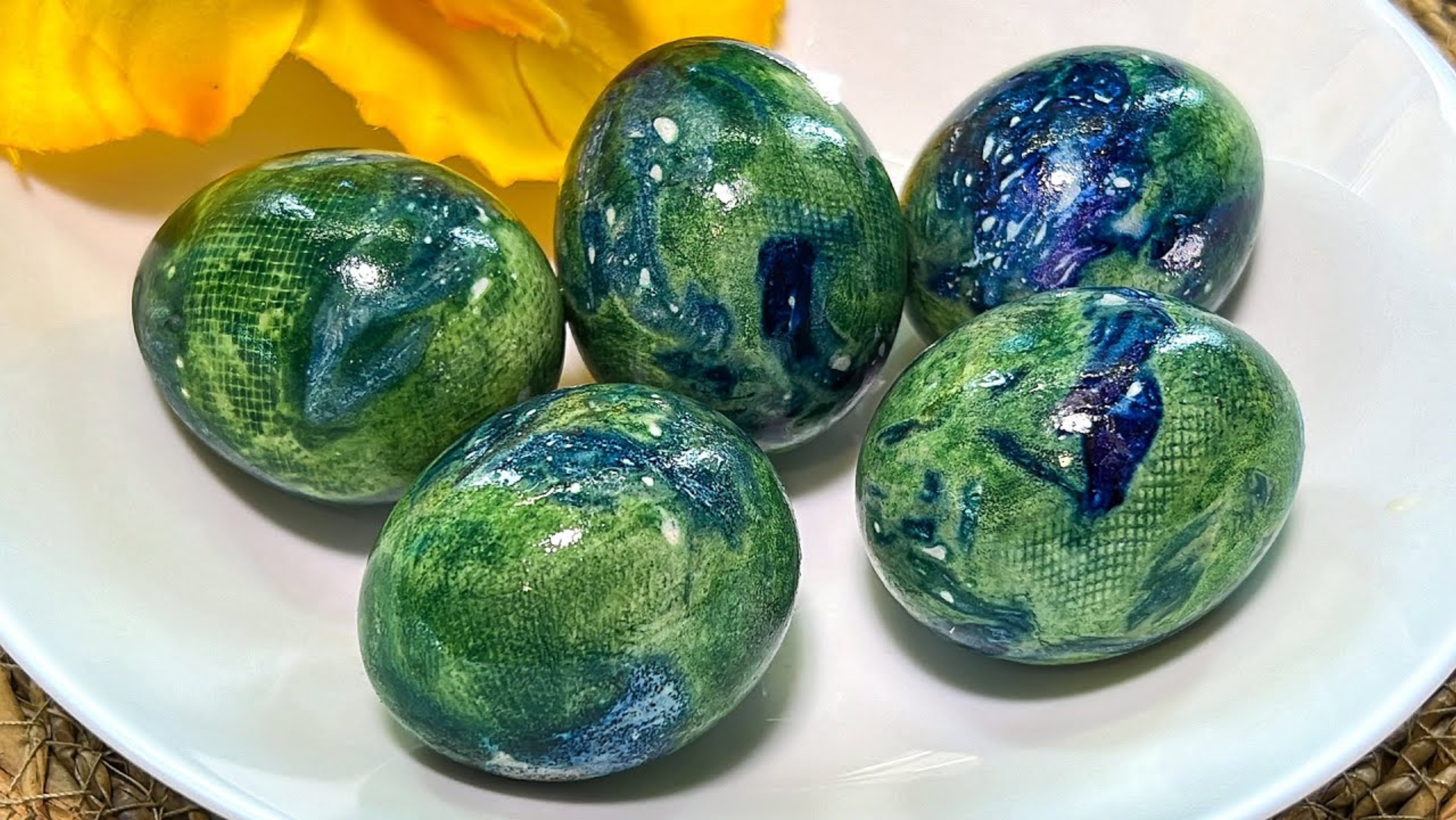 ТАК ЯЙЦА ВЫ НИКОГДА НЕ КРАСИЛИ! Как оригинально покрасить яйца на Пасху 2025? Мраморные яйца