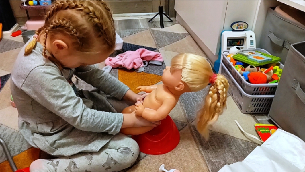 Маленькая мама: Милана заботится о Еве и Луне.  #дети #родители #игрыдлядетей #пупсикЕва #пупсикЛуна