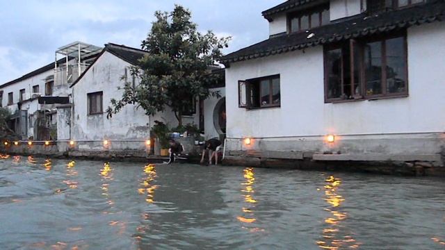 Китаянки стирают бельё в реке