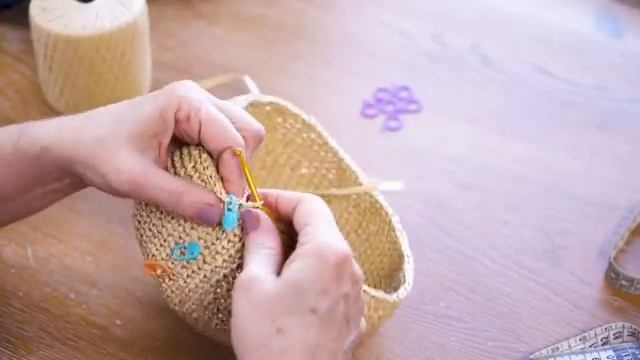 Шляпка из пряжи Раффия с ленточкой.