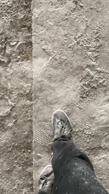 Просто хожу своим тяжелым шагом по съемочной площадке