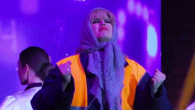 «Позвони мне, позвони» — песня из фильма «Карнавал»