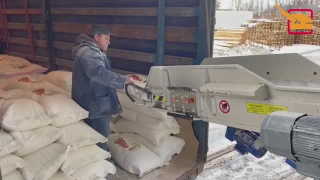 Мешкопогрузчик управляется одним грузчиком-оператором