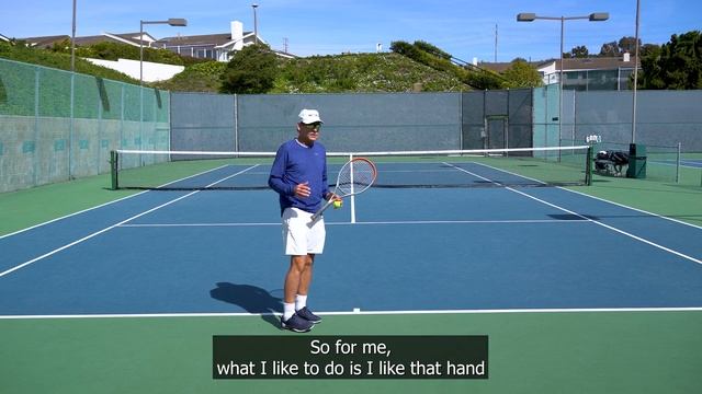 Как ЕСТЕСТВЕННО использовать не доминирующую руку при подаче! | Урок теннисной подачи