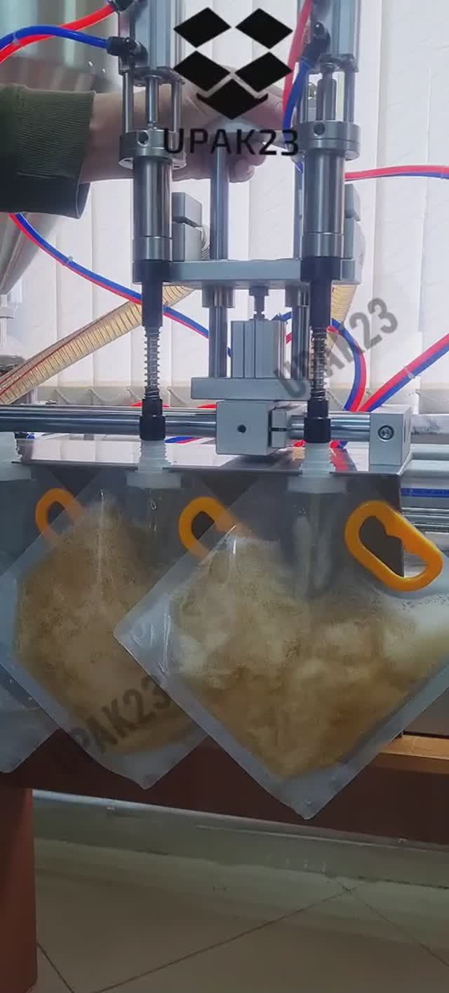 Поршневой дозатор PPF-500/2 для дой-пак (на видео розлив и укупорка ручным укупором)