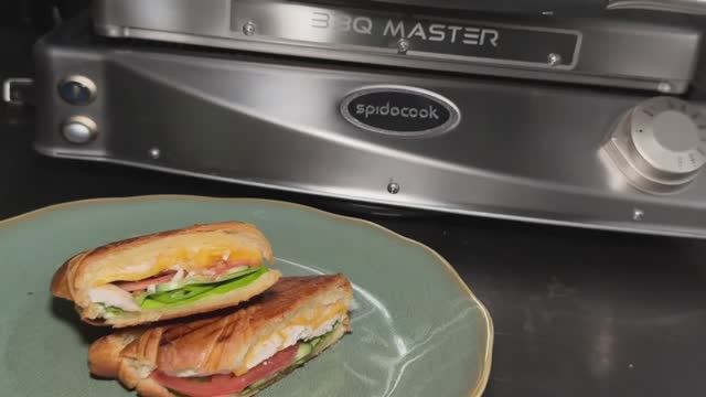 КРУАССАН С КУРИНЫМ ФИЛЕ В ПРИЖИМНОМ ГРИЛЕ SPIDOCOOK СЕРИИ BBQ MASTER