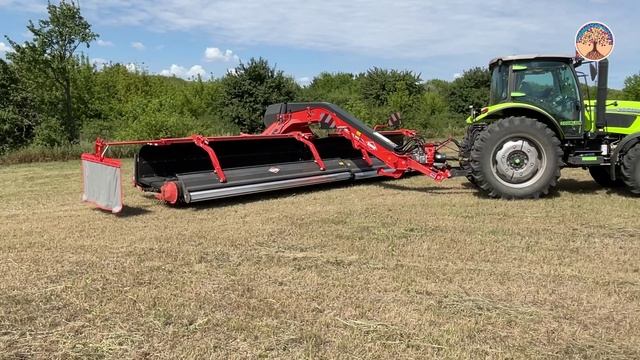 Трактор Zoomlion RS1604 работает с ленточным валкообразователем Kuhn-Merge Maxx 1090