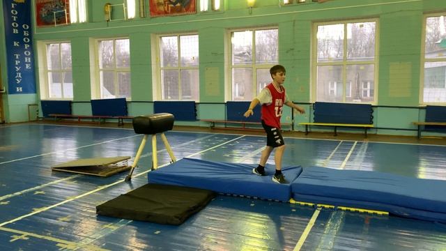 Буквально на третьем занятии перешли к прыжкам через "козла" переворотом
