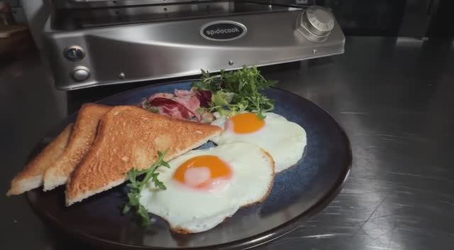 ЗАВТРАК НА СТЕКЛОКЕРАМИЧЕСКОМ ГРИЛЕ SPIDOCOOK СЕРИИ POWER