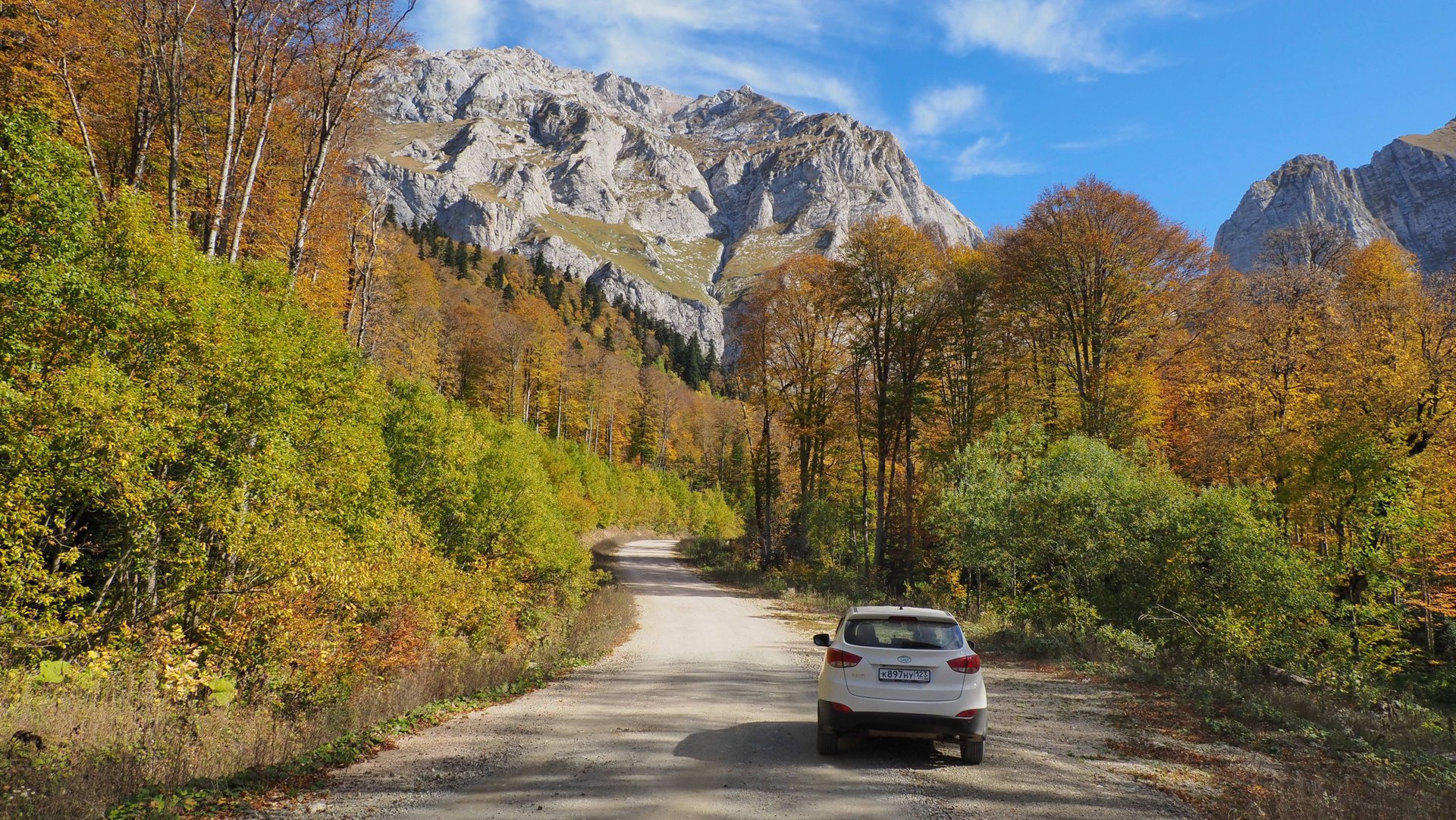 Мы проехали по строящейся дороге на Дагомыс через горы