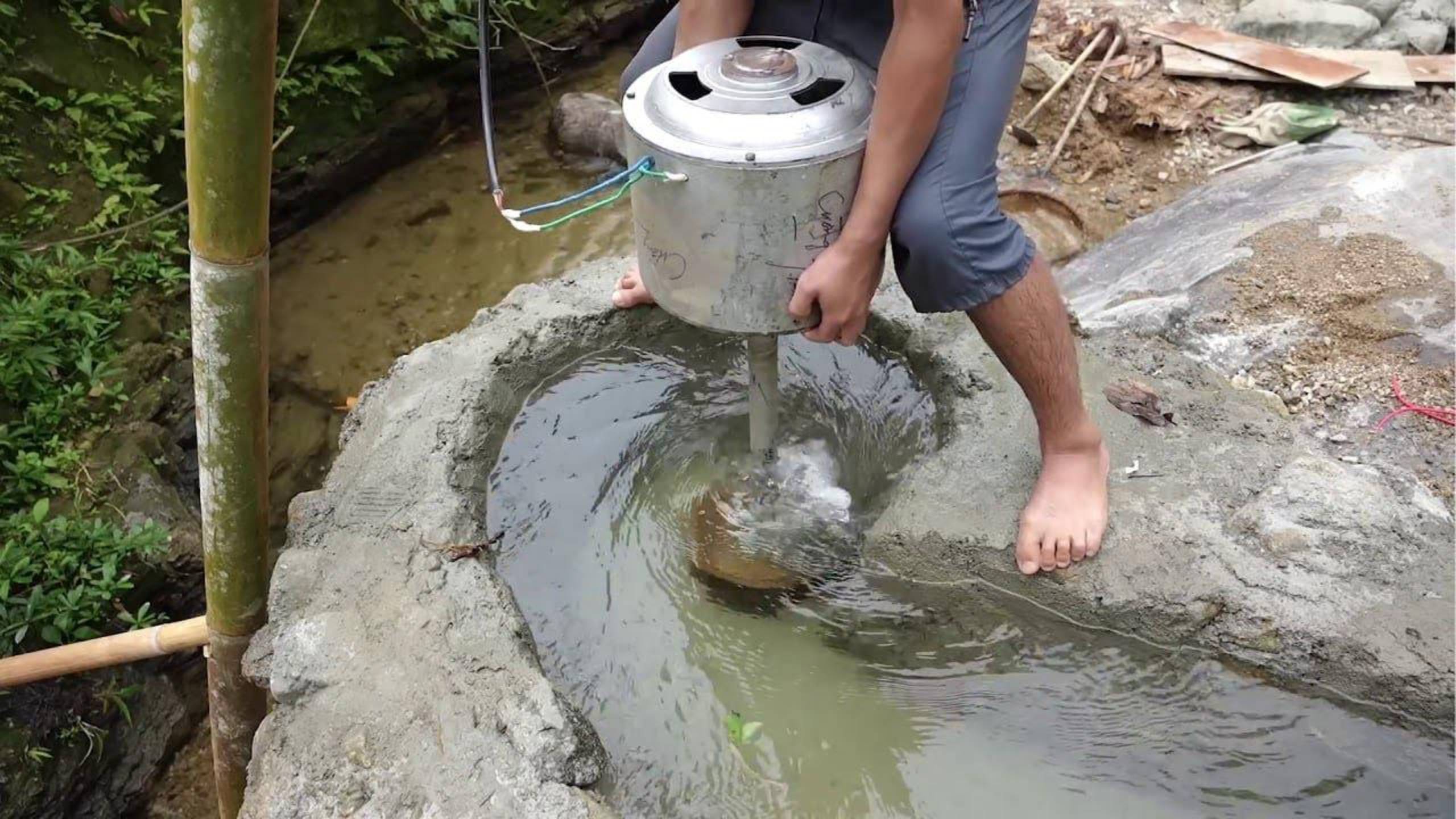 Самодельная гидроэлектрическая водяная турбина в реке!!!