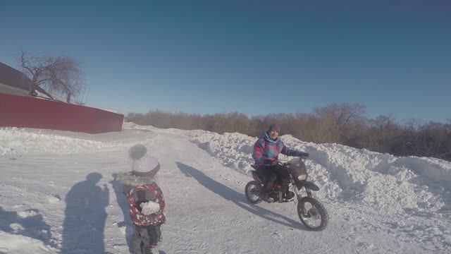 Унылые зимние покатушки на питбайке в компании личинки человека...