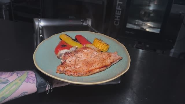 СТЕКЛОКЕРАМИЧЕСКИЙ ПРИЖИМНОЙ ГРИЛЬ С СОХРАНЕНИЕМ ПРОГРАММ SPIDOCOOK XPRO-СТЕЙК ИЗ ИДЕЙКИ С ОВОЩАМИ