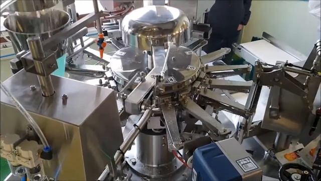 Автомат роторного типа для упаковки снэков из морских водорослей в готовый doy-pack, pouch