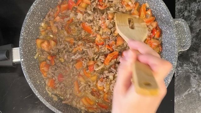 Рулет из картофеля и фарша. 
https://t.me/rimma_recipes