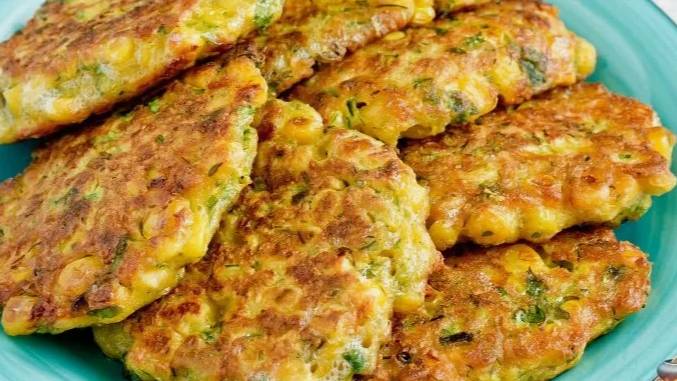Кукурузные оладьи с зеленью.