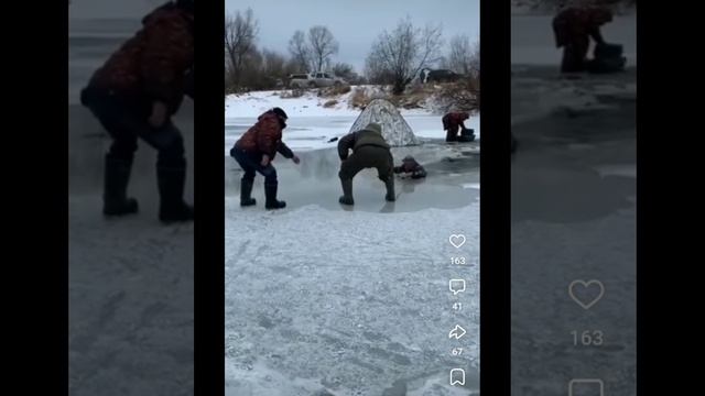 Спасают своего коллегу рыбака, провалившегося под лед