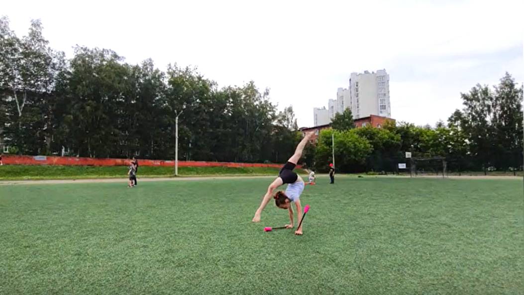 Художественная гимнастика. Риск с булавами. Работа с лентой