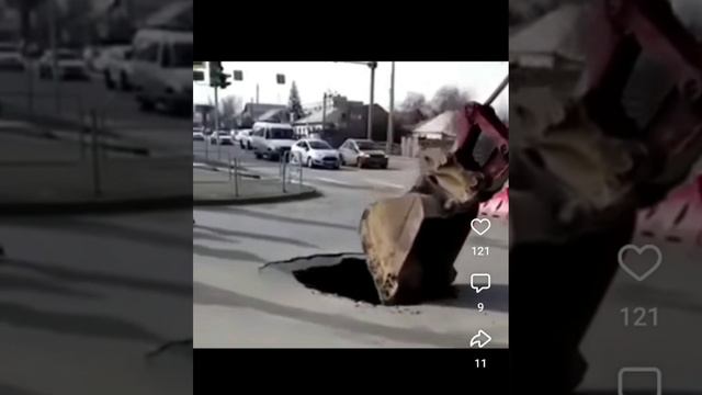 Под асфальтом оказывается пустота