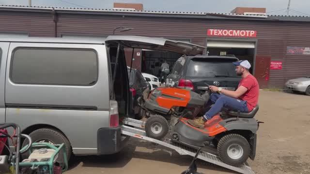 Закатили райдер husqvarna в микроавтобус Nissan Ремонт садовых мини райдеров в Санкт Петербурге