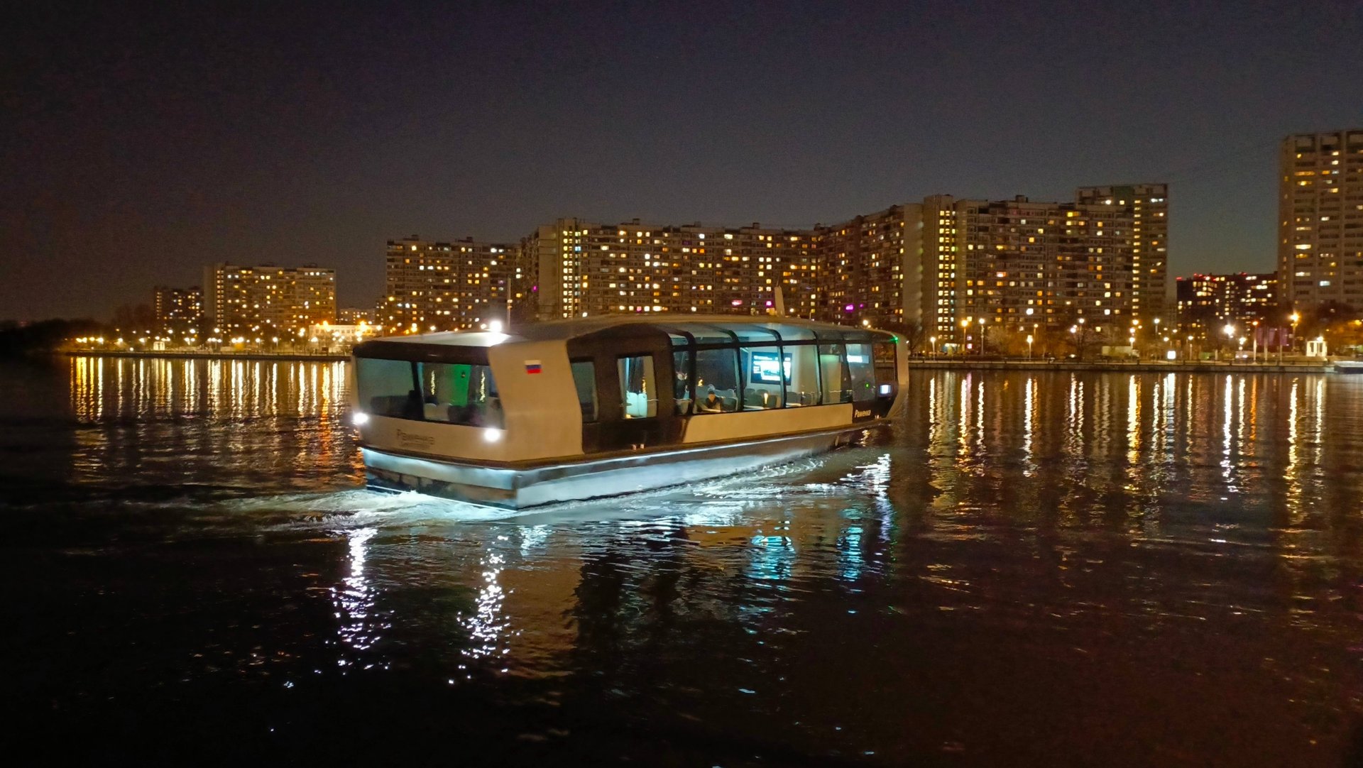 Москва-река, Перервенский затон,
В ночной воде огнями отражаясь,
Скользит кораблик замедляя ход